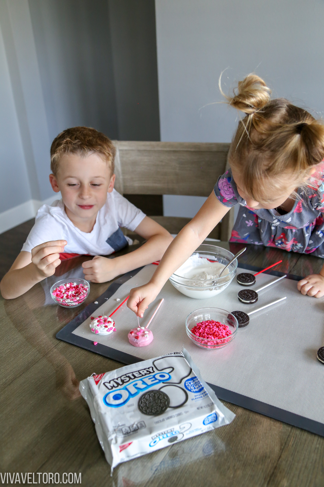 How to Make OREO Pops - Viva Veltoro