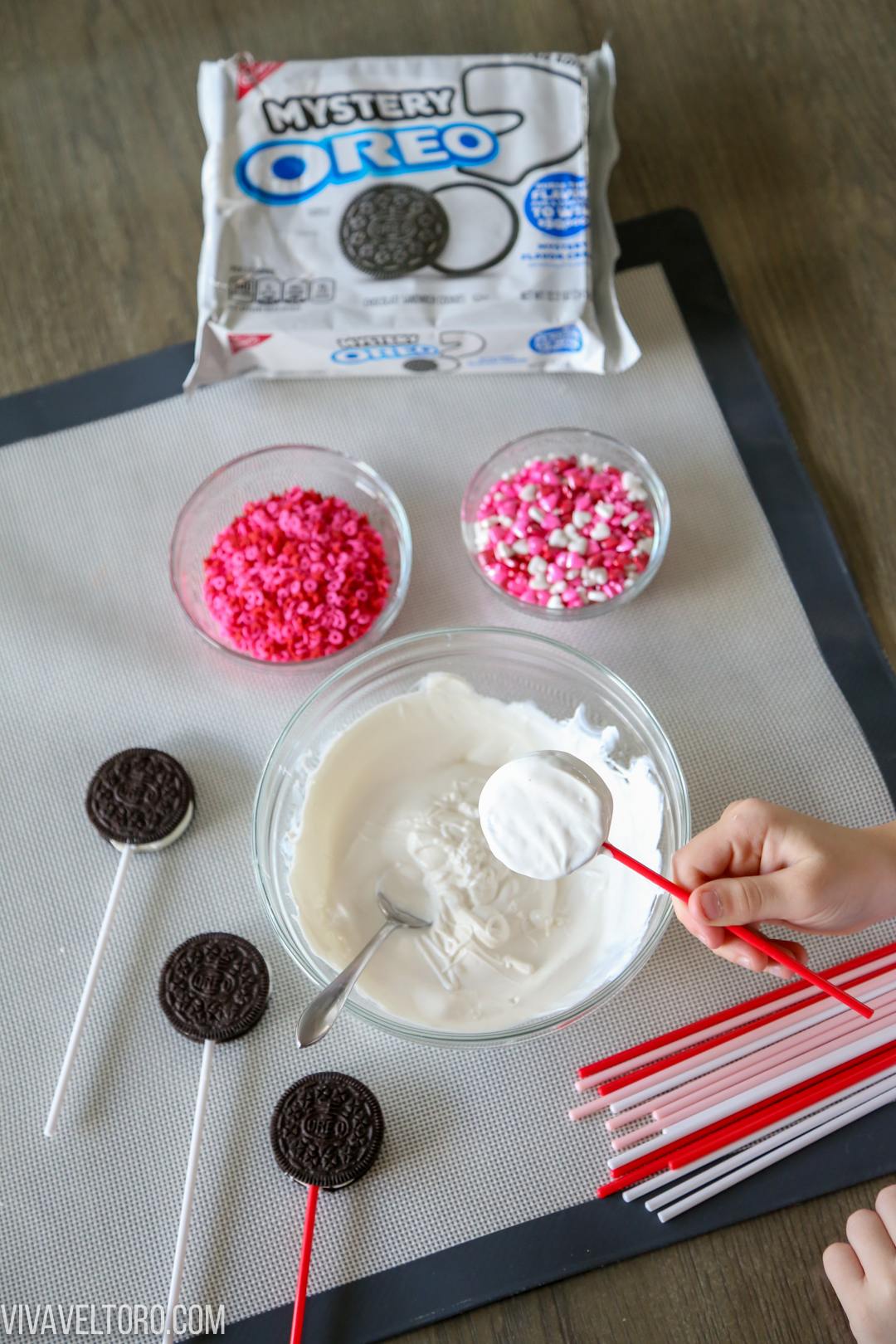 How to Make OREO Pops - Viva Veltoro